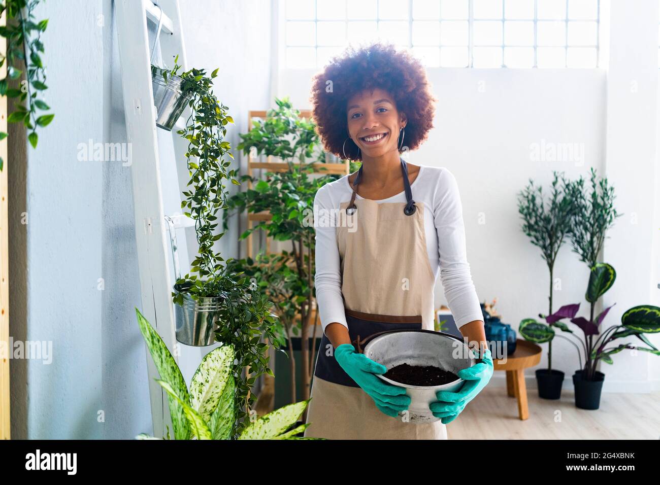 African woman carrying pot on hi-res stock photography and images - Alamy