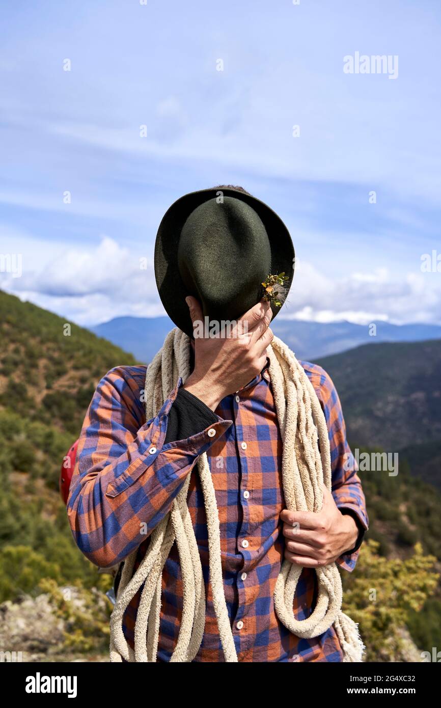 Man from behind hat hi-res stock photography and images - Alamy
