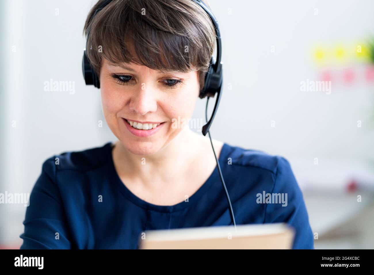Person wearing headset hi-res stock photography and images - Alamy