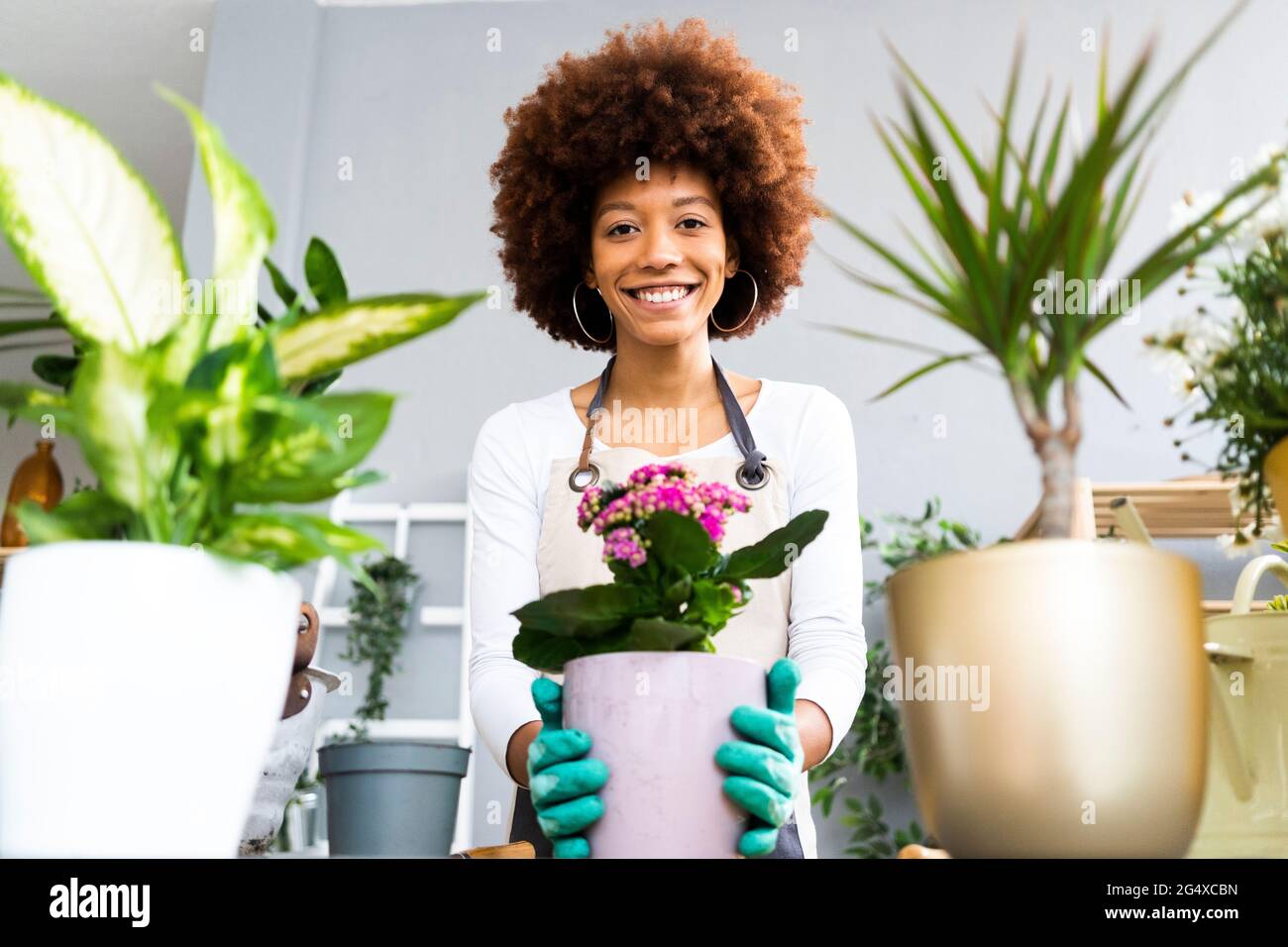 Female planting flowers hi-res stock photography and images - Alamy