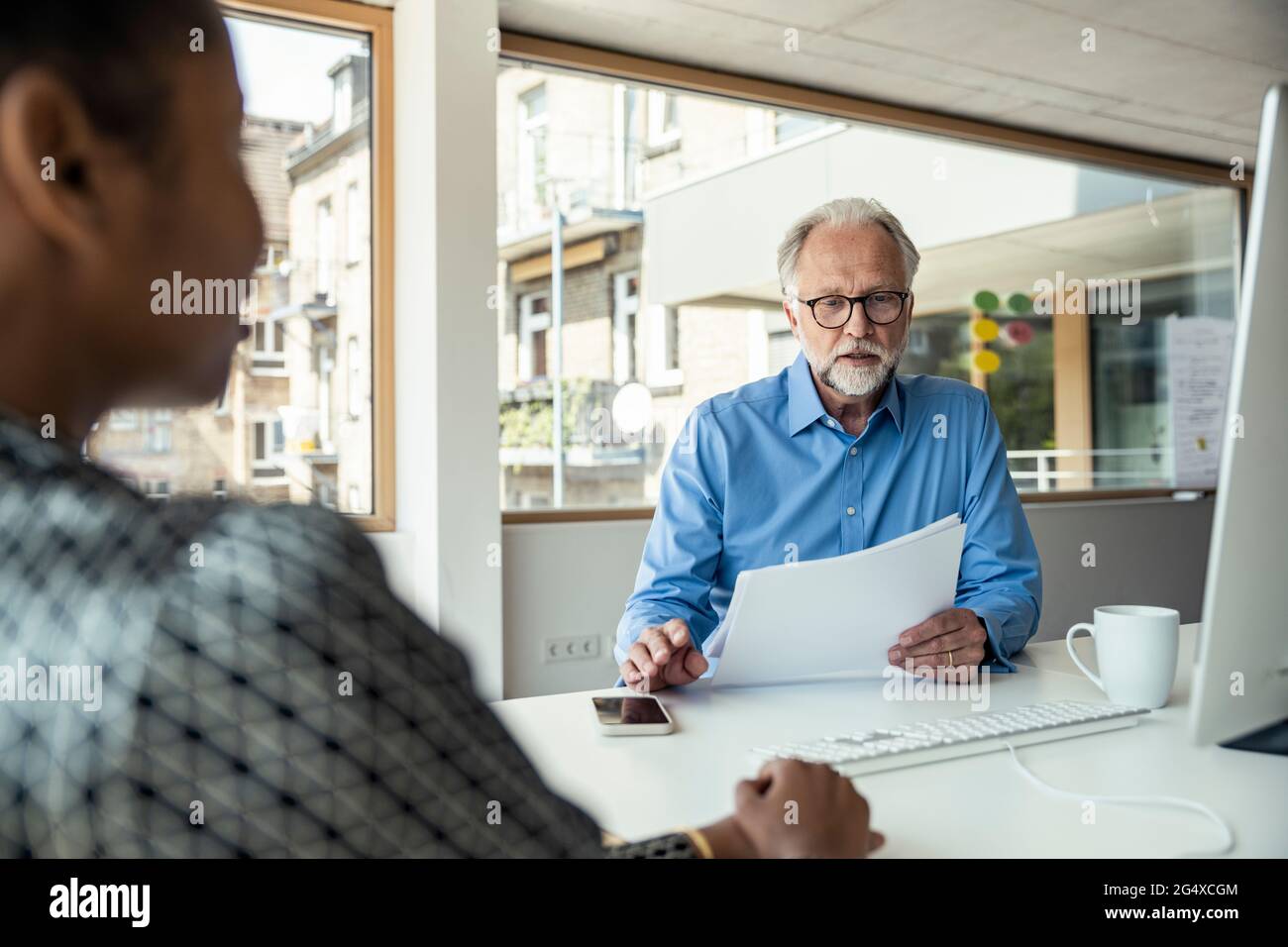 Boss reading document hi-res stock photography and images - Alamy