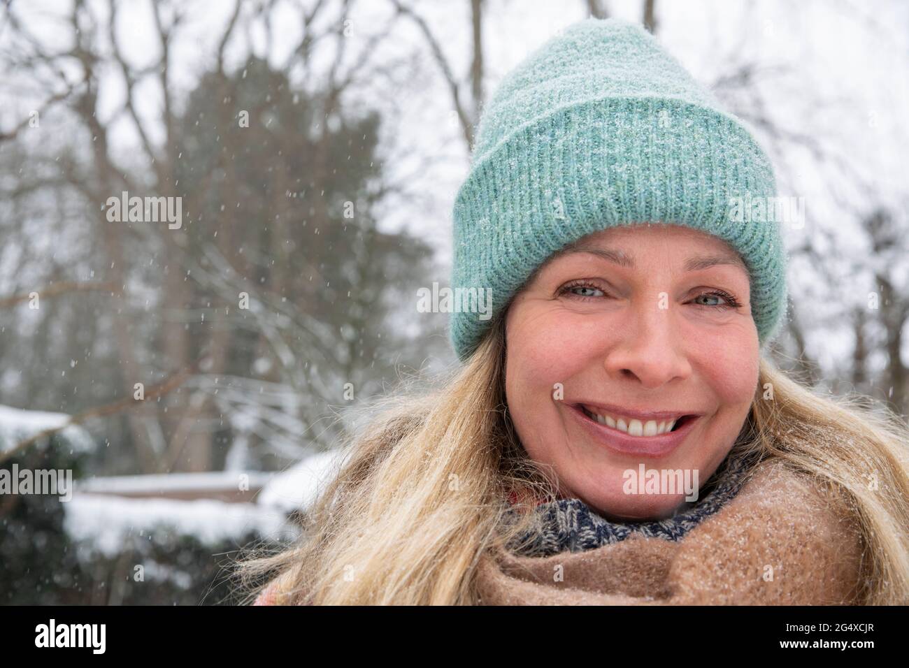 Beautiful snowing hi-res stock photography and images - Alamy