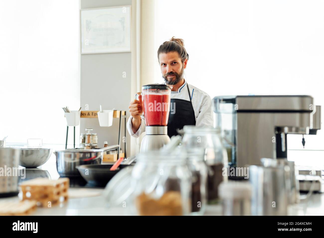 Professional male chef hi-res stock photography and images - Alamy