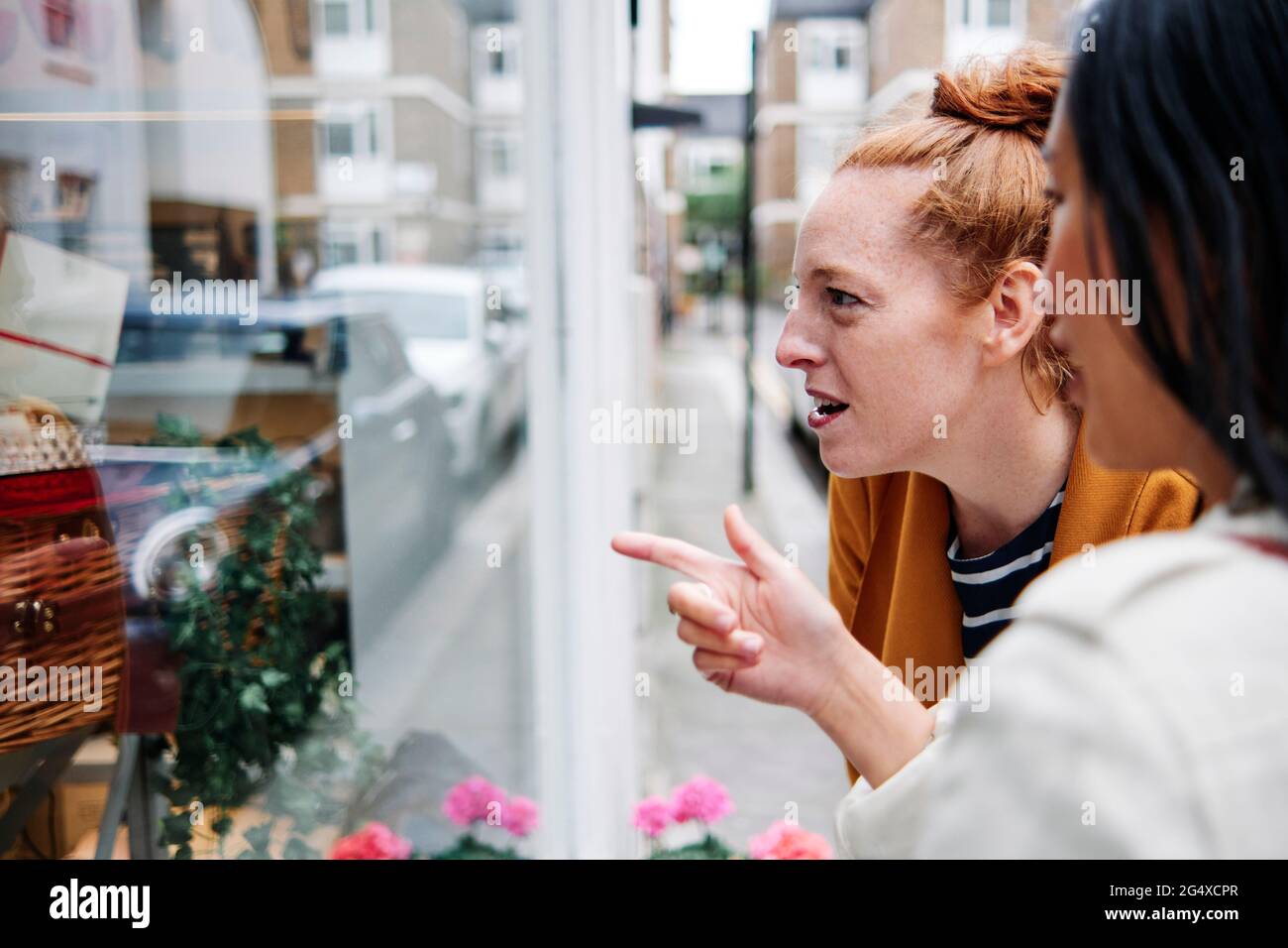 Female 40 outside hi-res stock photography and images - Alamy