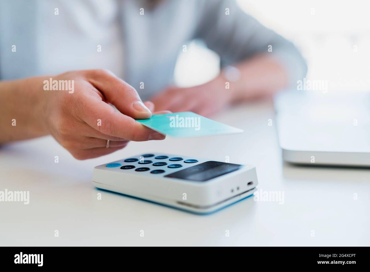 Women payment terminal credit hi-res stock photography and images - Alamy