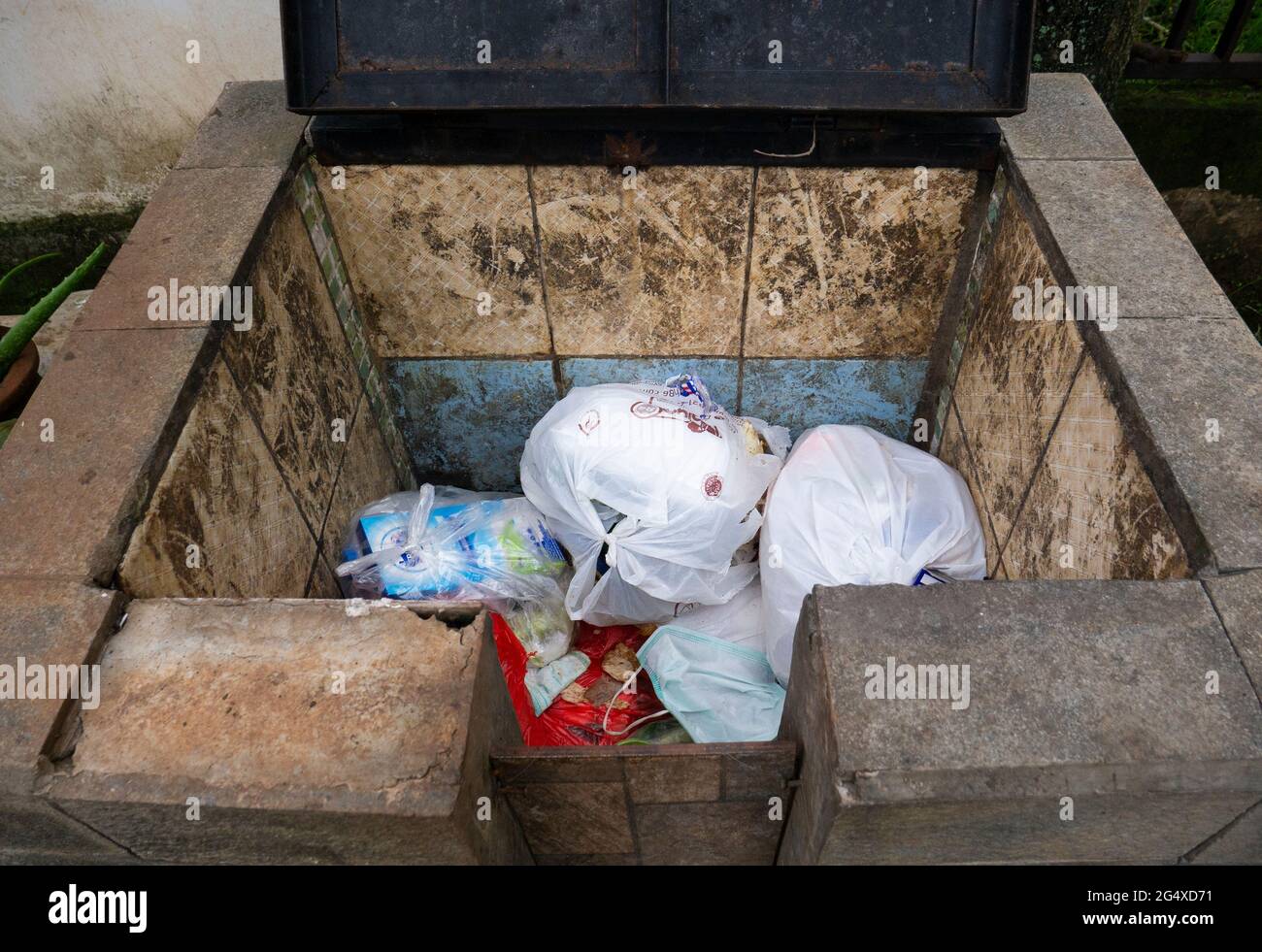 Garbage can house hi-res stock photography and images - Alamy