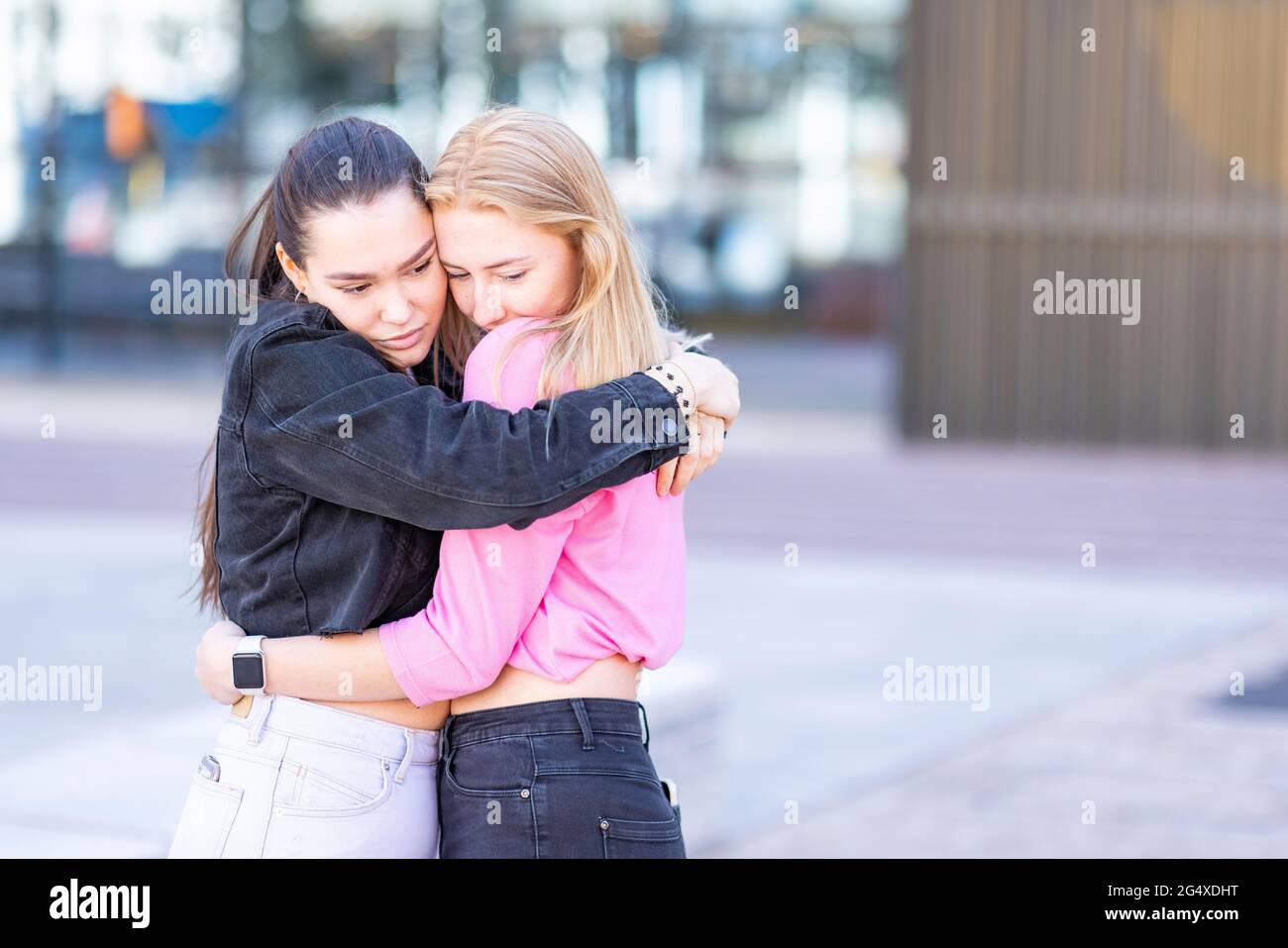 Friends hugging candid hi-res stock photography and images - Alamy