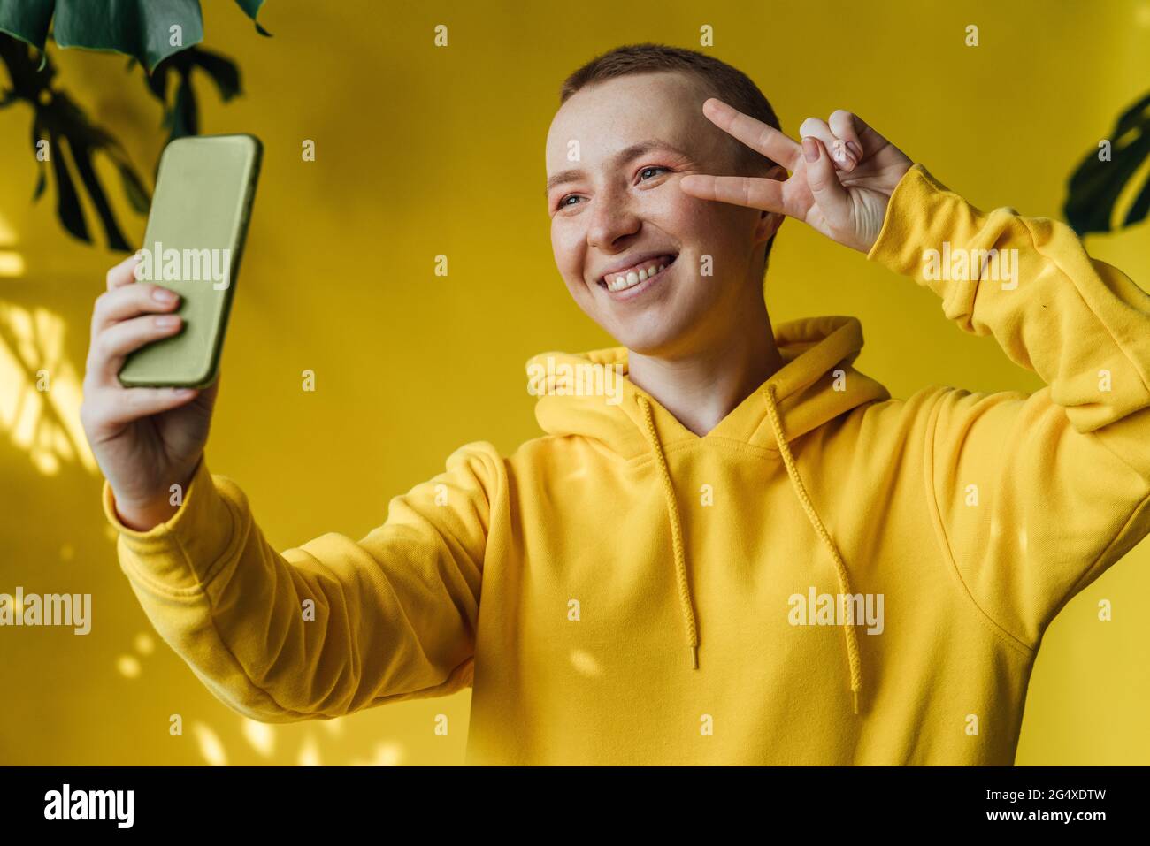 Hand holding up peace sign hi-res stock photography and images - Alamy