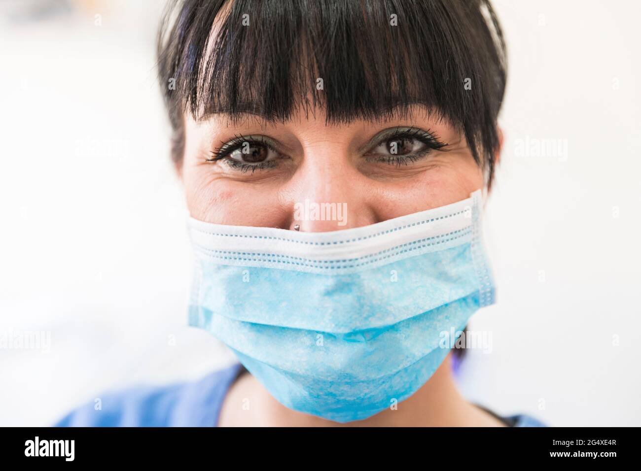 Female dentist wearing face mask hi-res stock photography and images ...