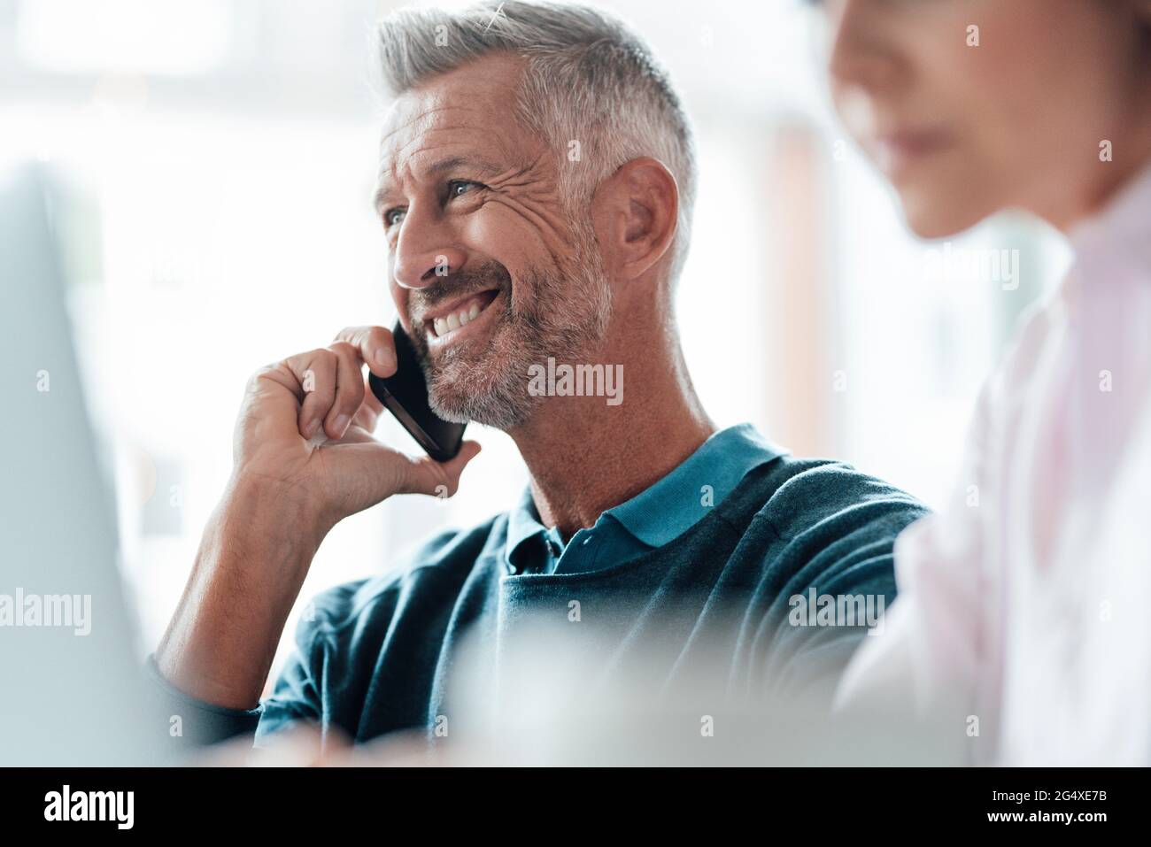 Two man talking in smartphone shop hi-res stock photography and images ...