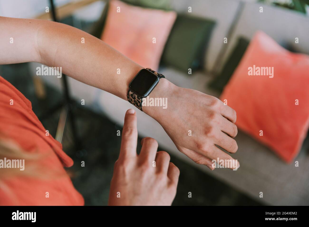 Girl checking hi-res stock photography and images - Alamy