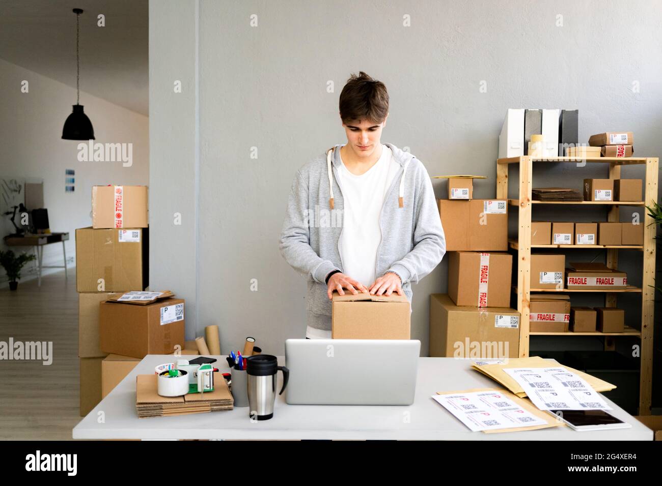 Office packing hi-res stock photography and images - Alamy