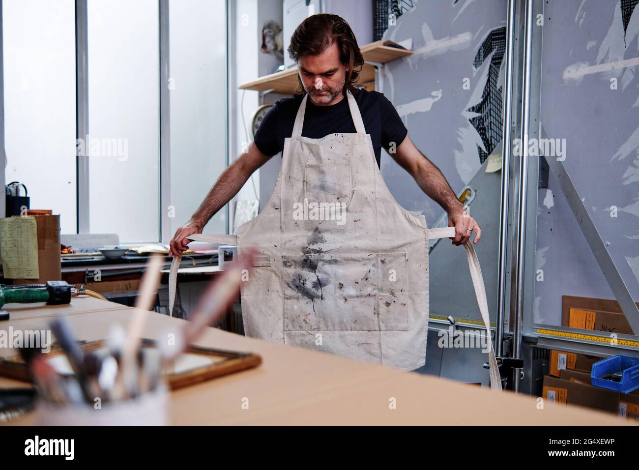 Male in apron hi-res stock photography and images - Alamy