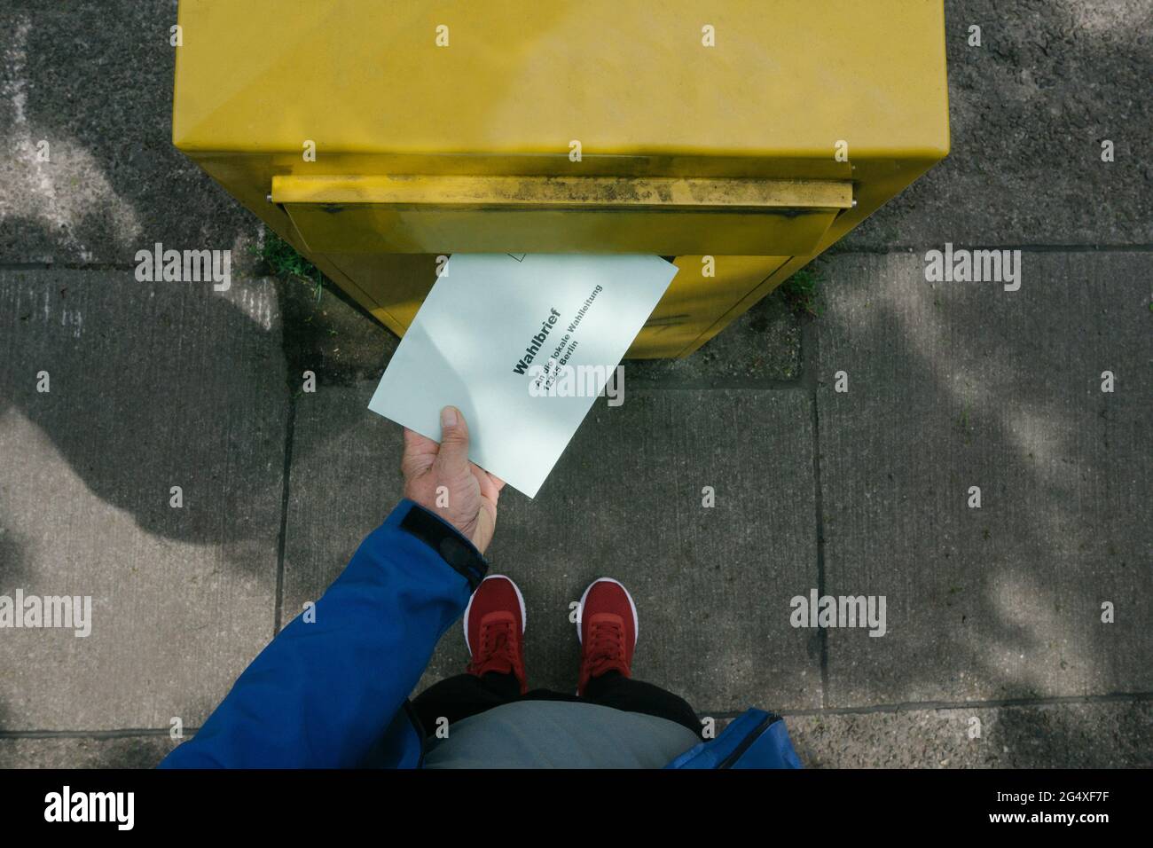 Man putting ballot letter in mailbox Stock Photo - Alamy