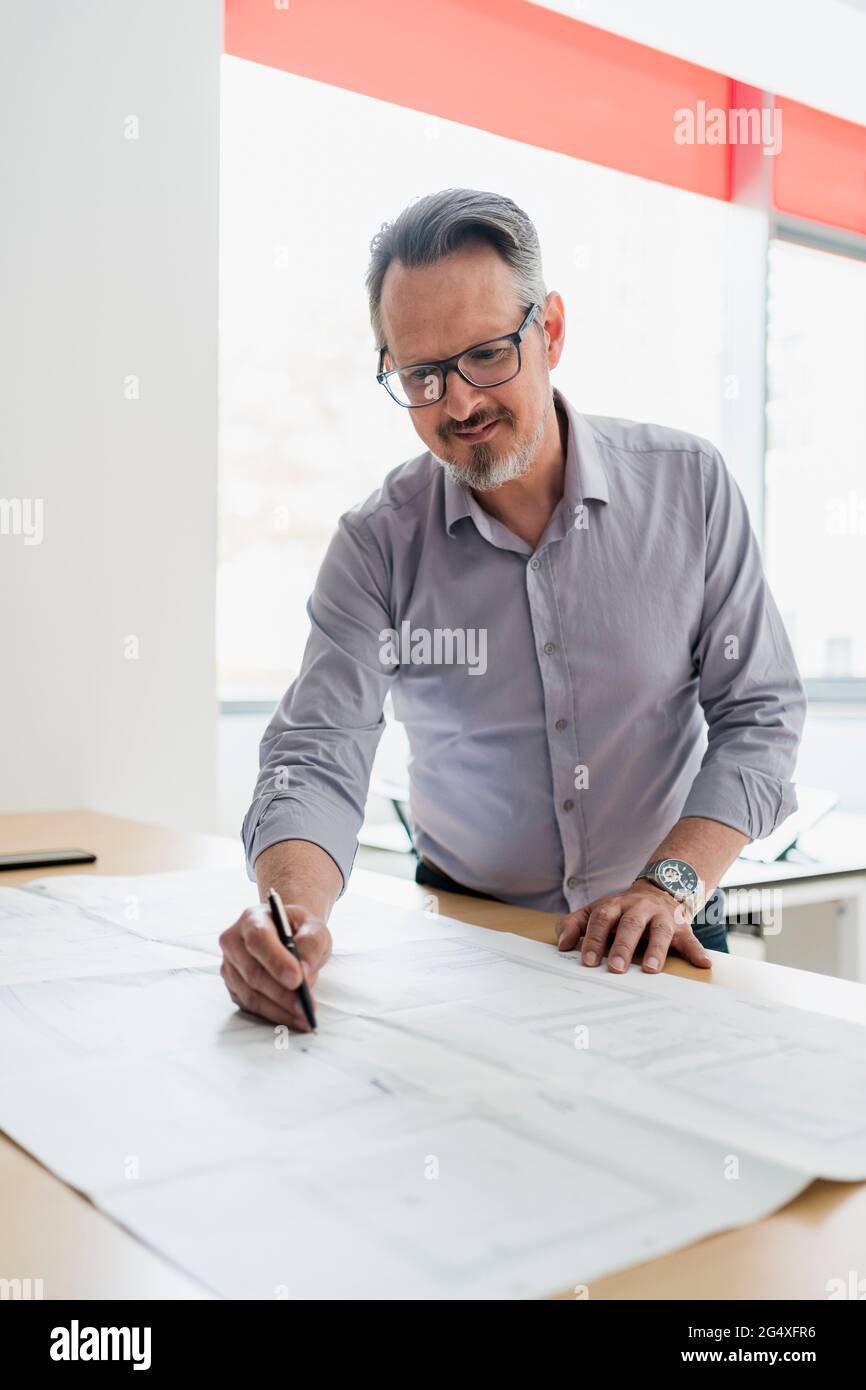 Office working standing desk hi-res stock photography and images - Alamy