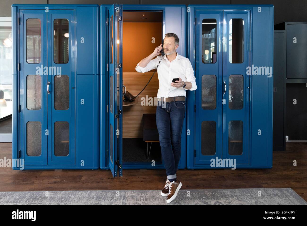 Men in booth hi-res stock photography and images - Alamy