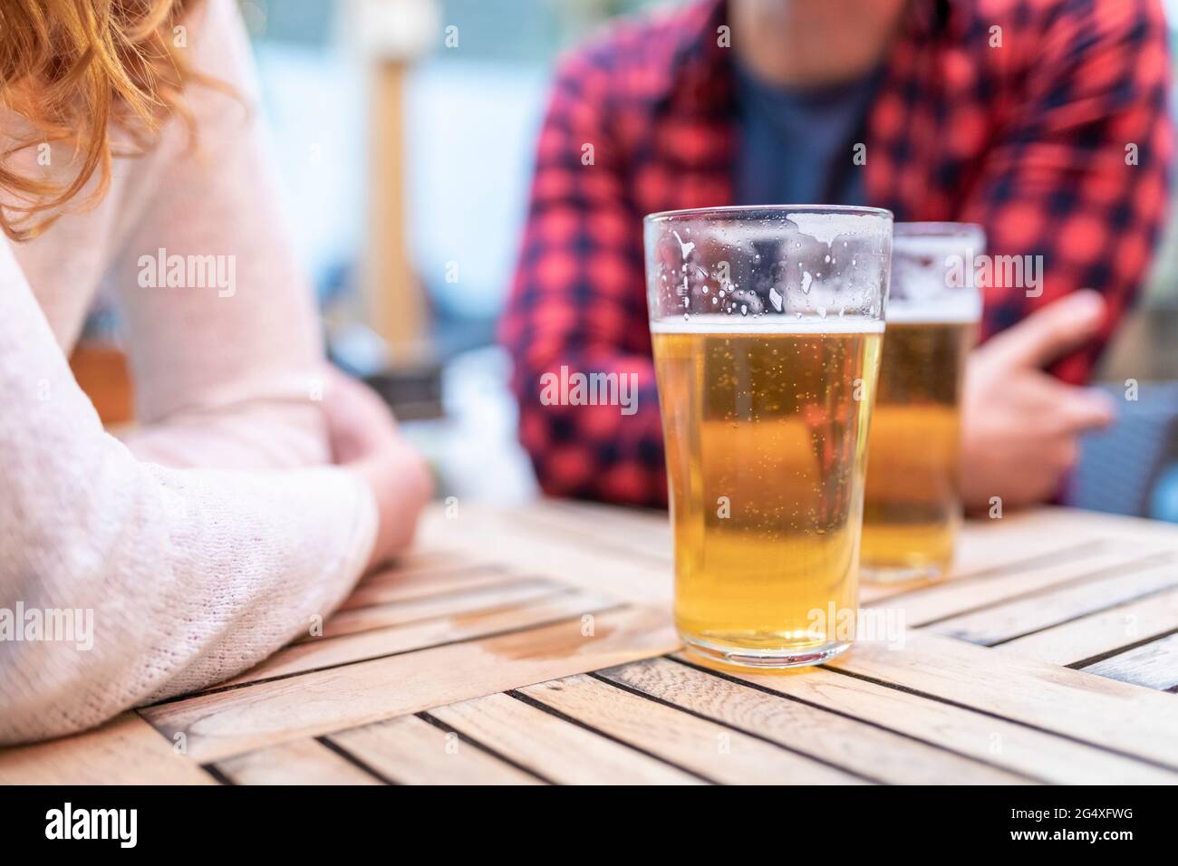 Men at pub table hi-res stock photography and images - Alamy