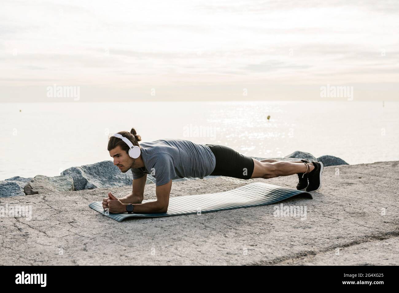 Plank position hi-res stock photography and images - Alamy