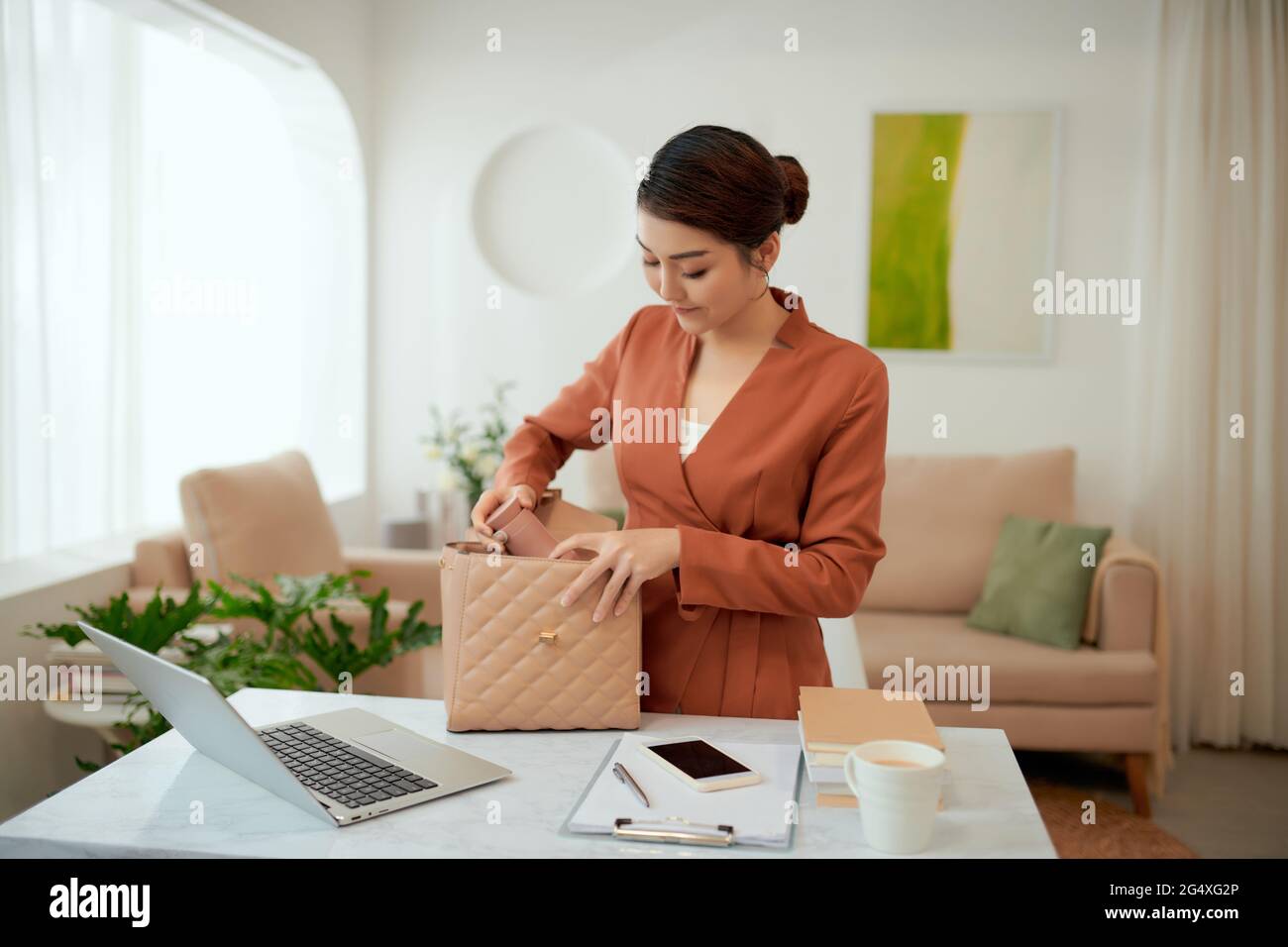 Asian businesswoman open hand hi-res stock photography and images - Alamy