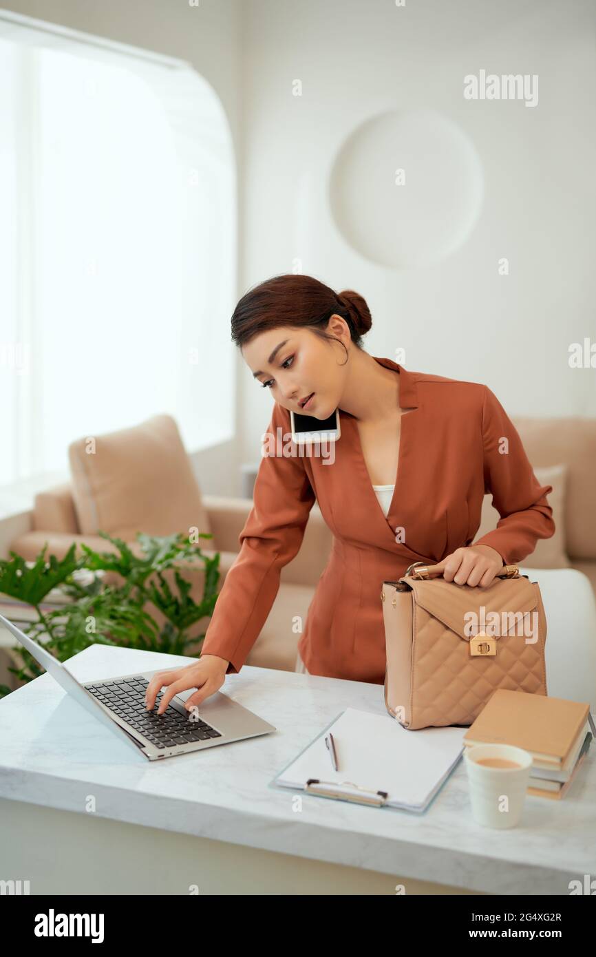 Looking at emails hi-res stock photography and images - Alamy