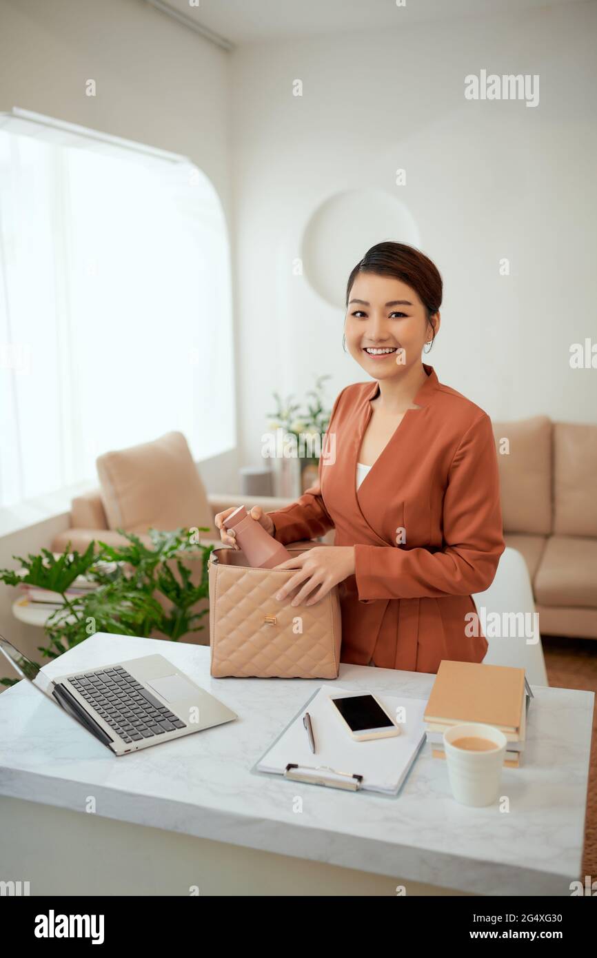 Puts in a bag hi-res stock photography and images - Alamy