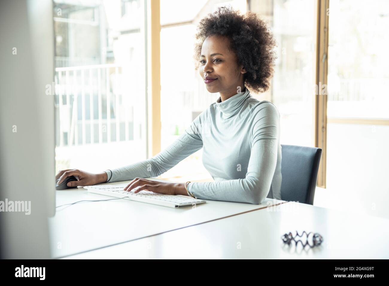 Computer afro american hi-res stock photography and images - Alamy
