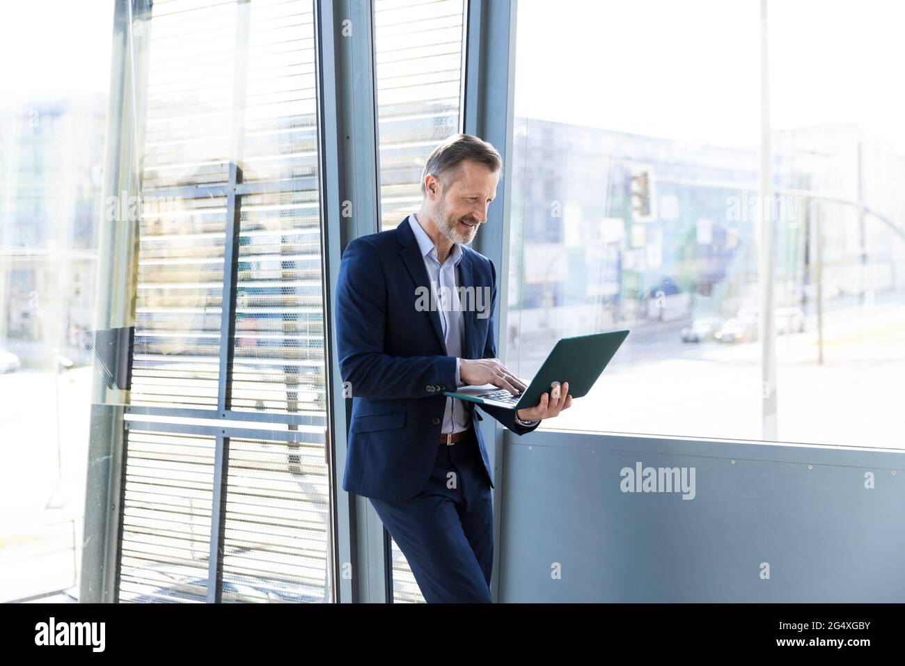 Working in front of computer hi-res stock photography and images - Alamy