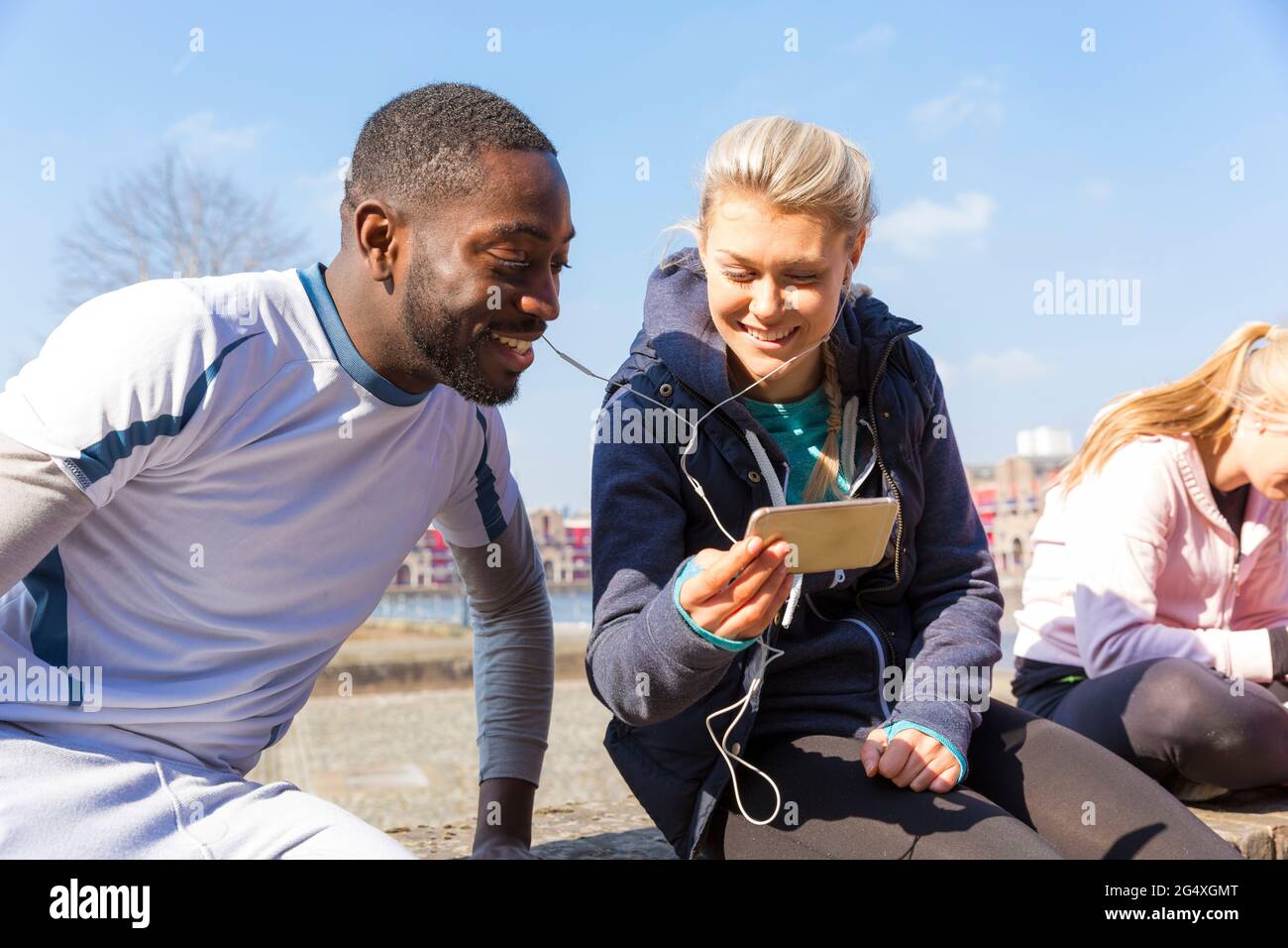Friends sharing hi-res stock photography and images - Alamy