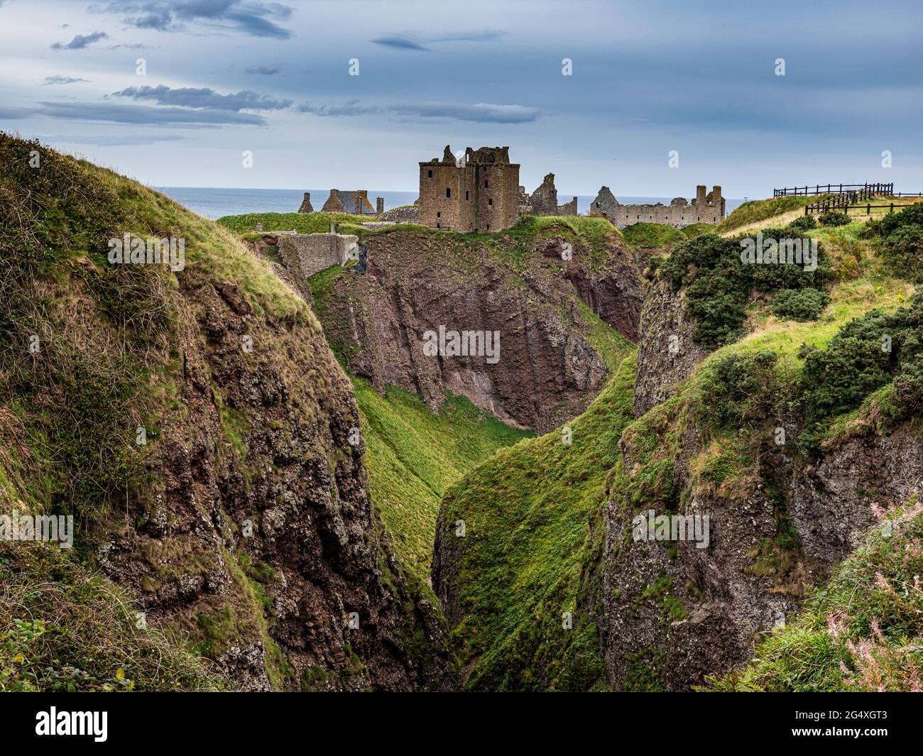 Ravine in front of dunnottar castle hi-res stock photography and images ...