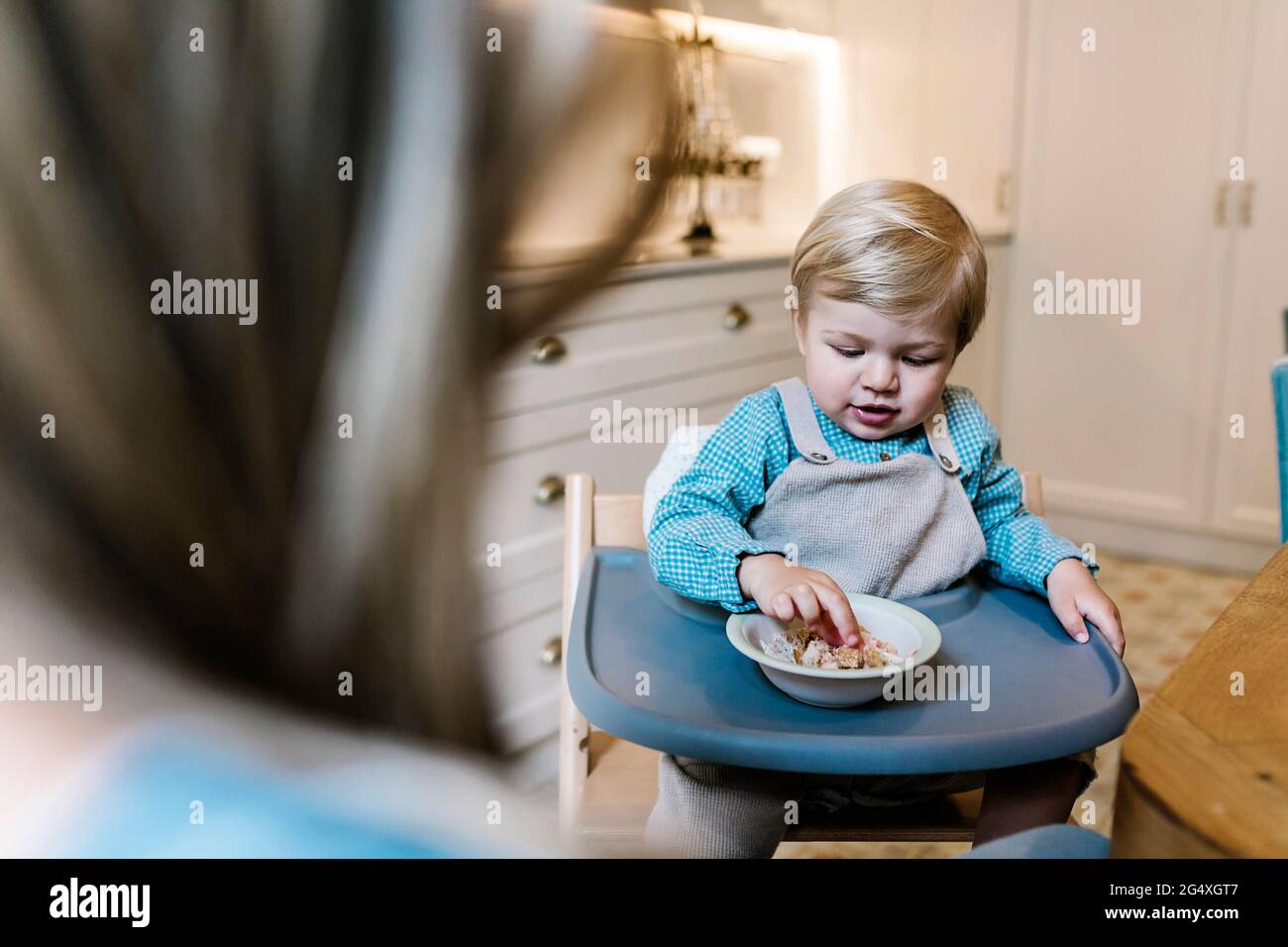 Child eating in home hi-res stock photography and images - Alamy