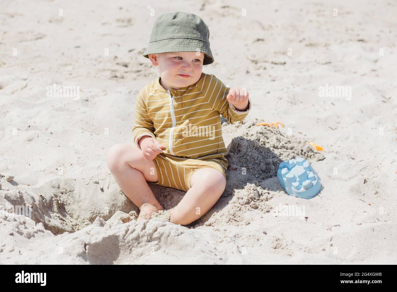 Sad beach hi-res stock photography and images - Alamy