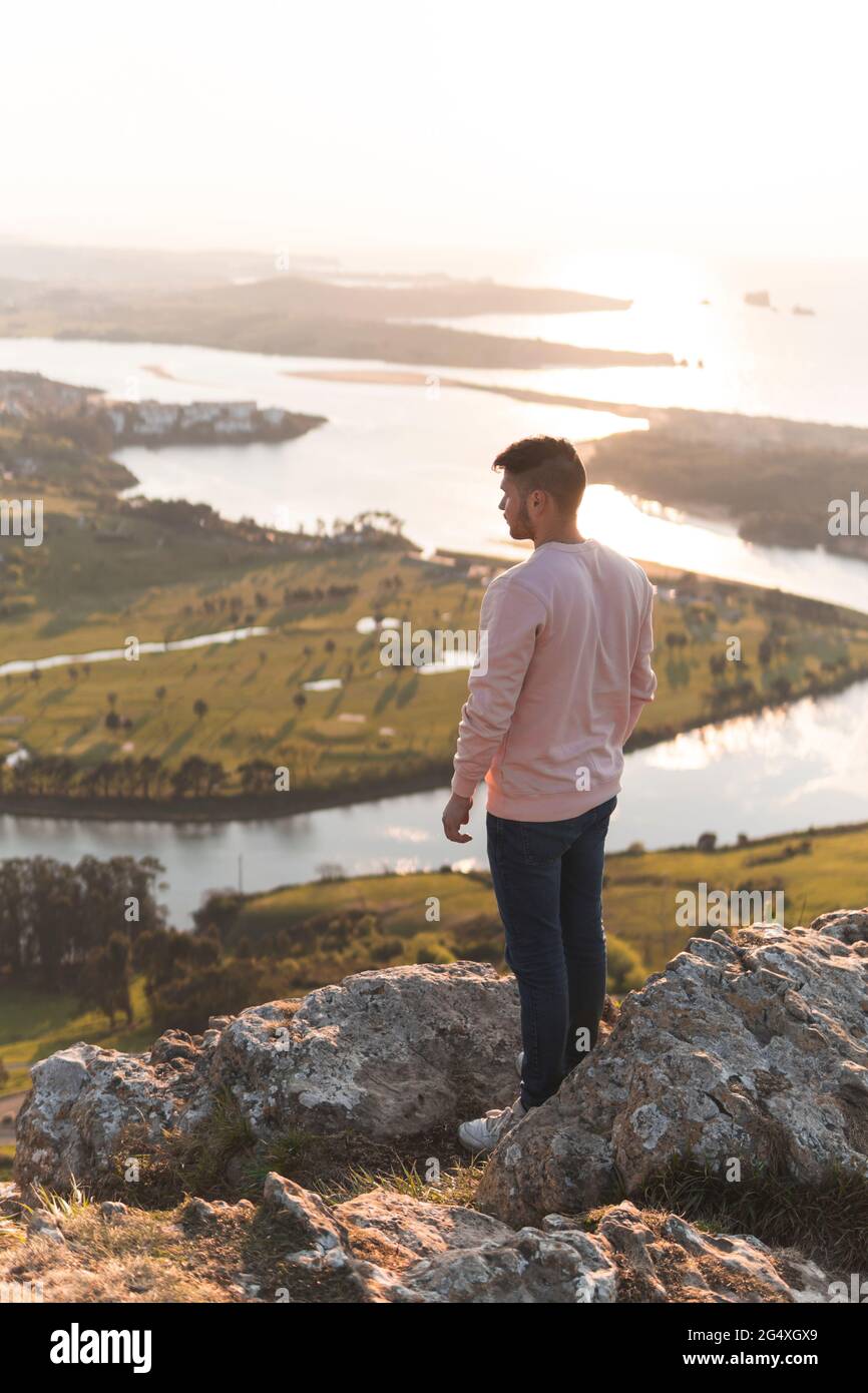 Person standing on cliff hi-res stock photography and images - Alamy