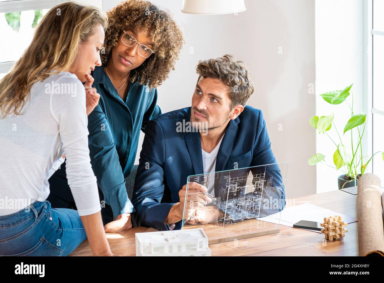Women team tablet office hi-res stock photography and images - Alamy