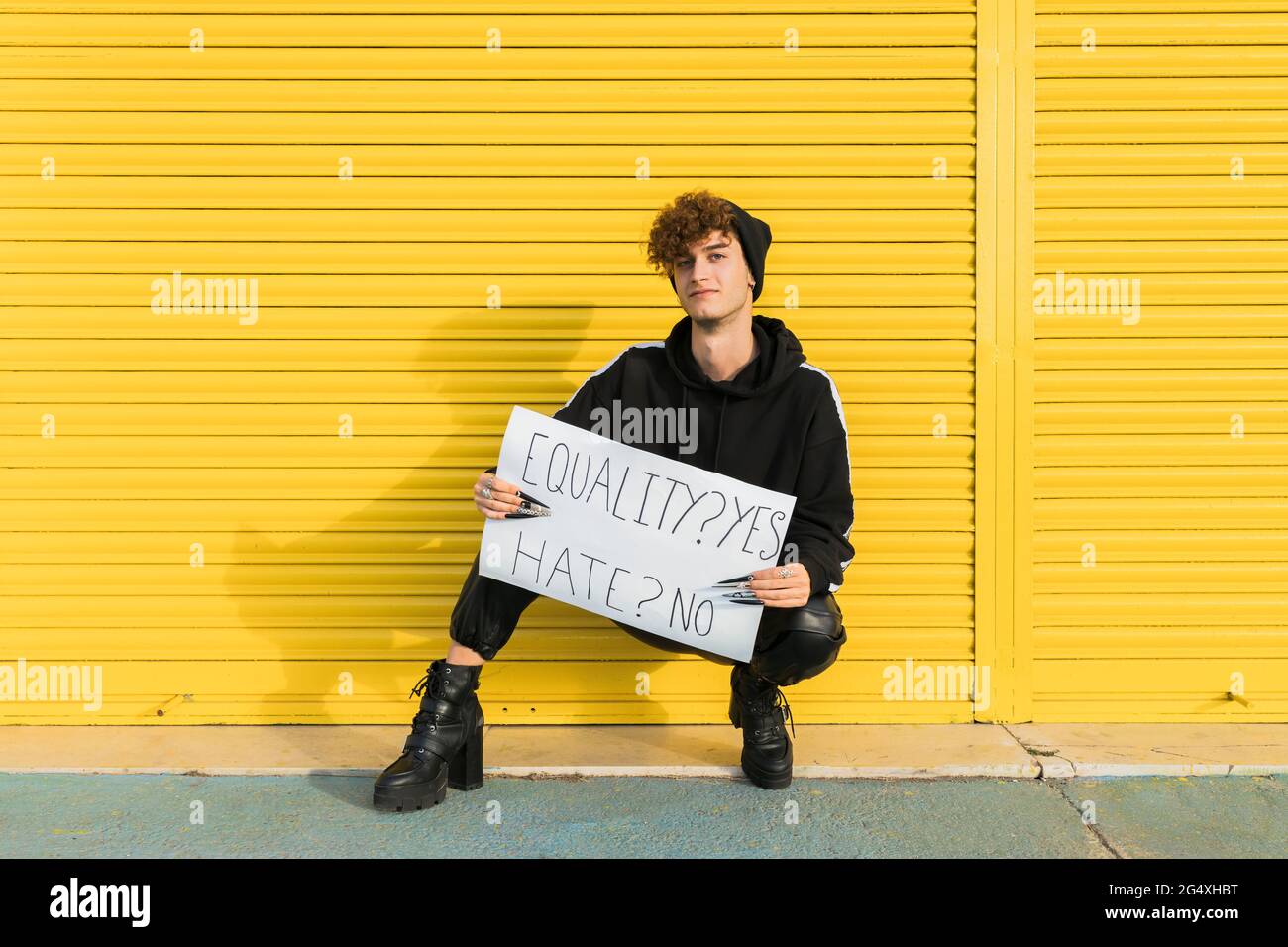 Man with placard hi-res stock photography and images - Alamy