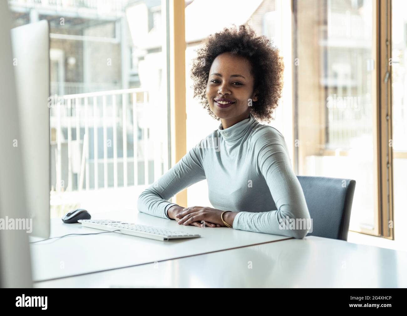 Female employee sitting desk hi-res stock photography and images - Alamy