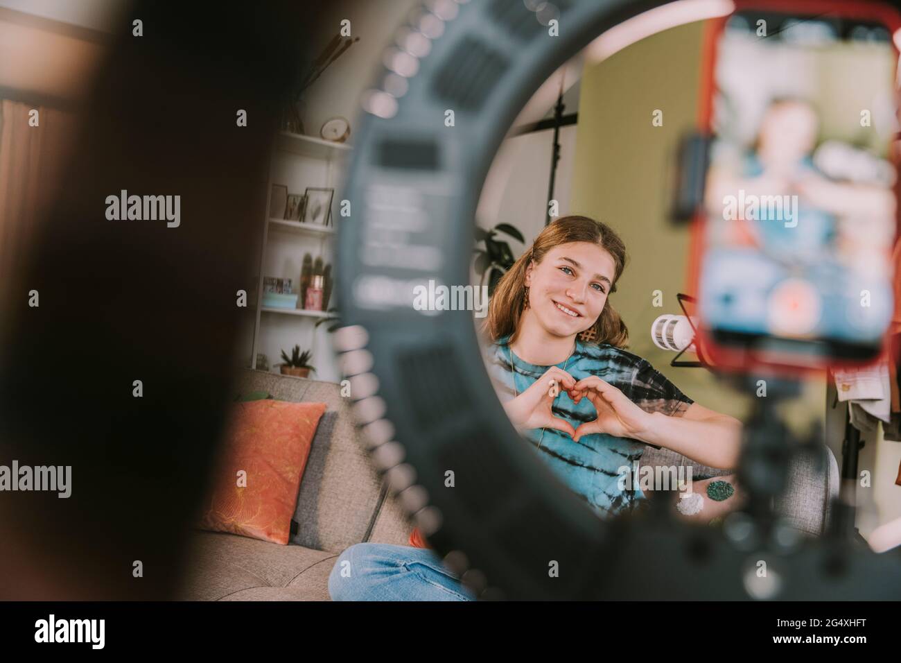 Teenager girl filming smartphone hi-res stock photography and images ...