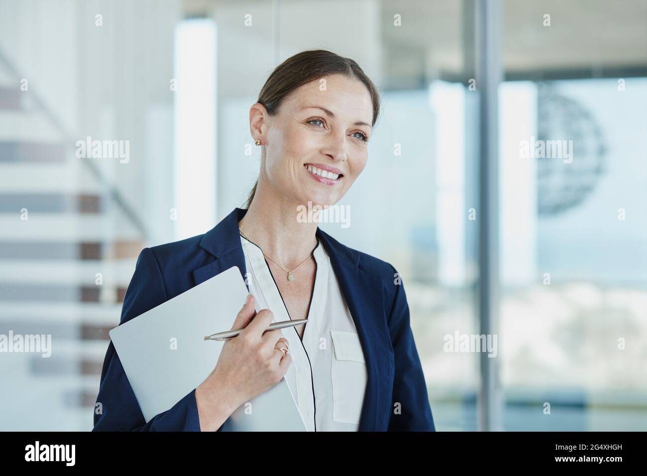 Beautiful real estate agent hi-res stock photography and images - Alamy