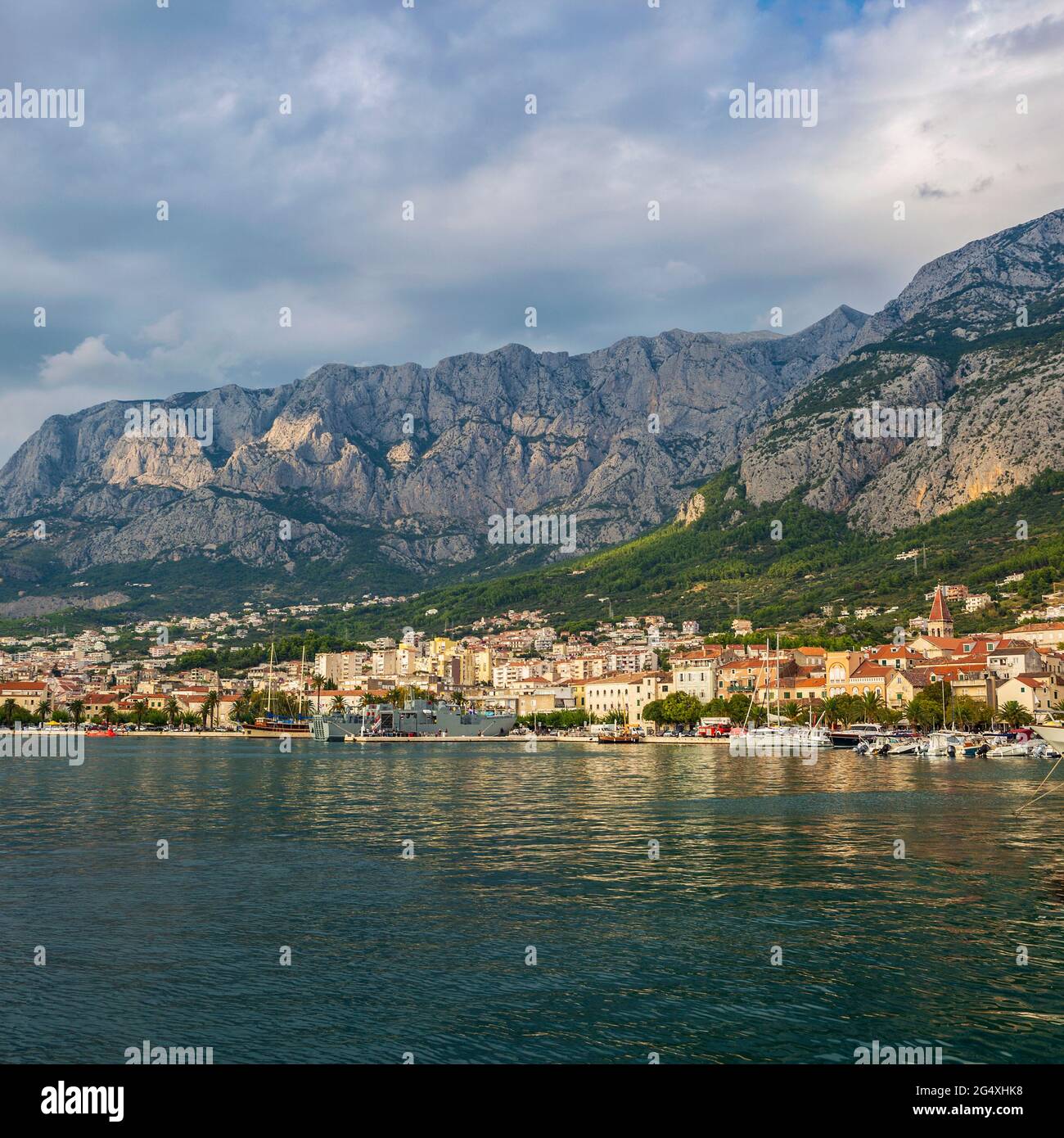 Split color background hi-res stock photography and images - Alamy