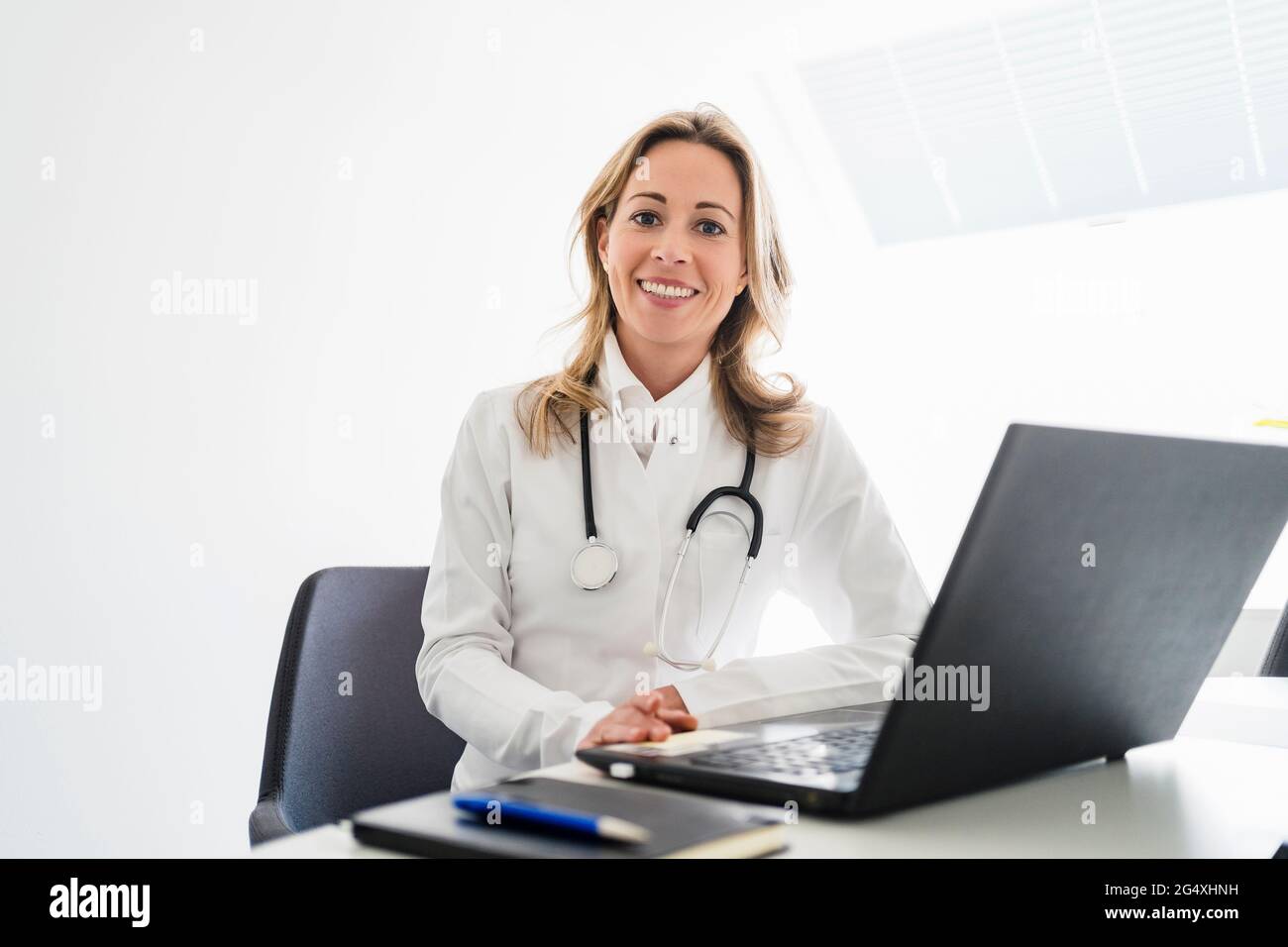Doctor office desk hi-res stock photography and images - Alamy