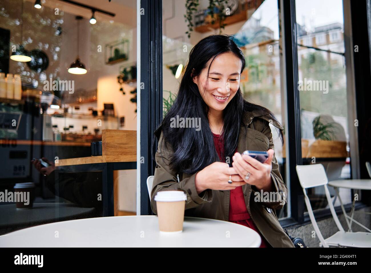 Beautiful asian woman using smartphone hi-res stock photography and ...