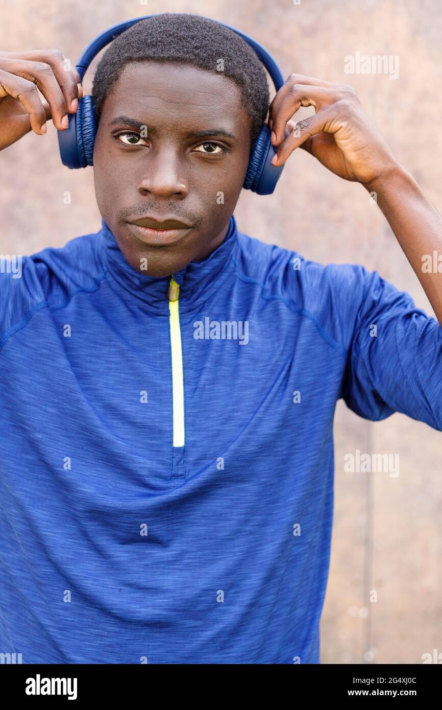 Man wireless earbuds standing hi-res stock photography and images - Alamy