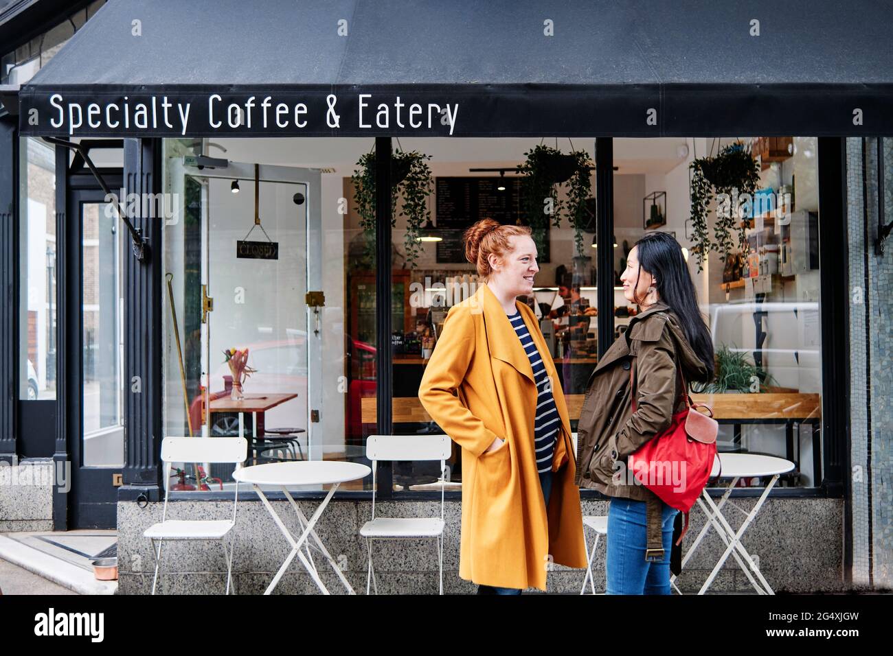 Asian people standing outside shop hi-res stock photography and images ...