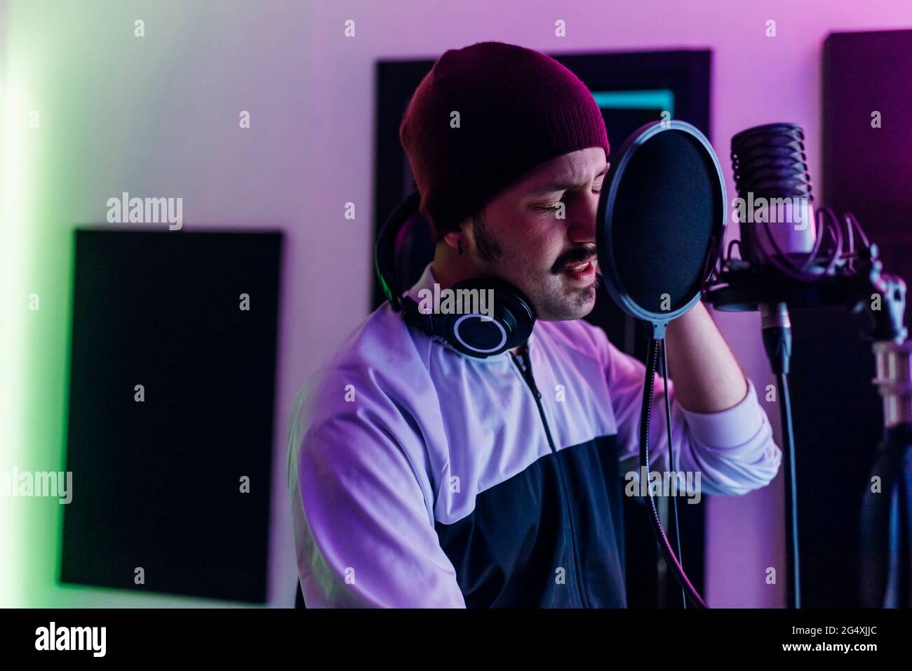 Singer wearing hat hi-res stock photography and images - Alamy