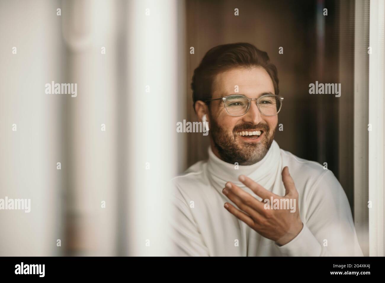 Talking by ear hi-res stock photography and images - Alamy