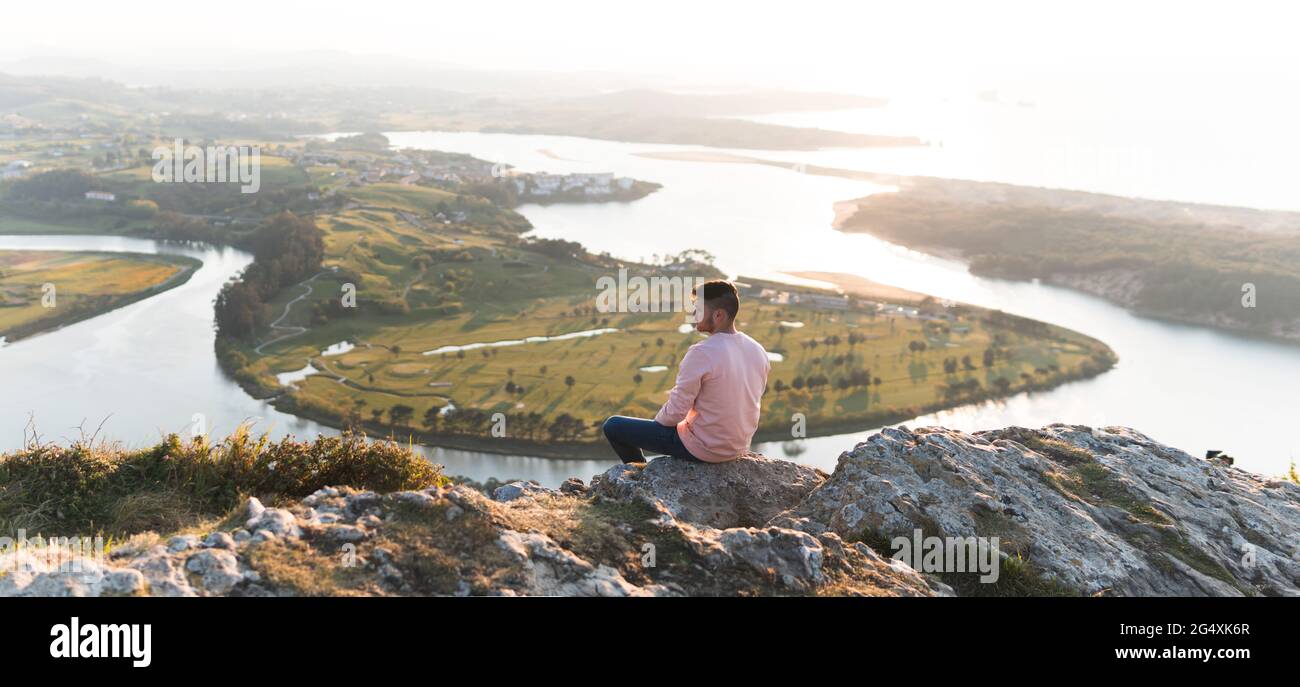 People sitting on cliff top hi-res stock photography and images - Alamy
