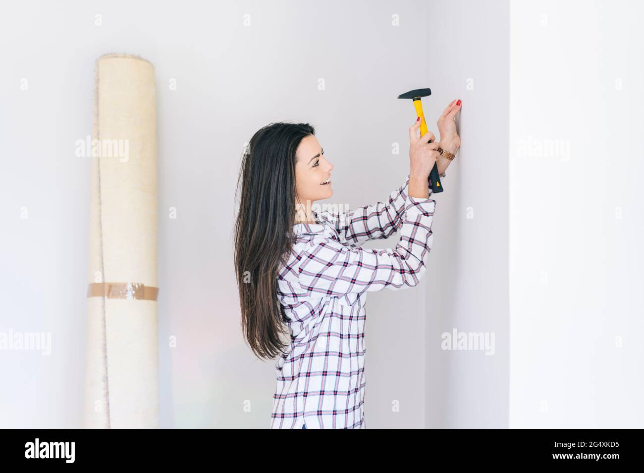 Woman hammer nail hi-res stock photography and images - Alamy
