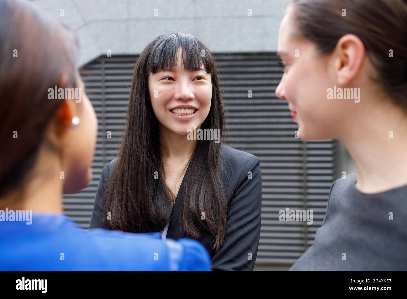 Multiethnic multi ethnic group discussion hi-res stock photography and ...