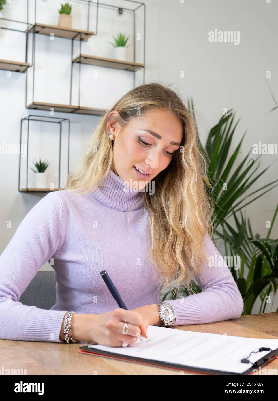 Woman desk signing documents hi-res stock photography and images - Alamy