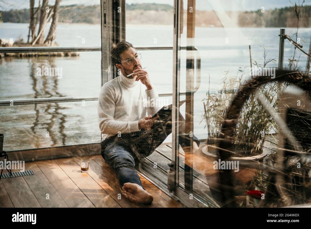 Houseboat office hi-res stock photography and images - Alamy