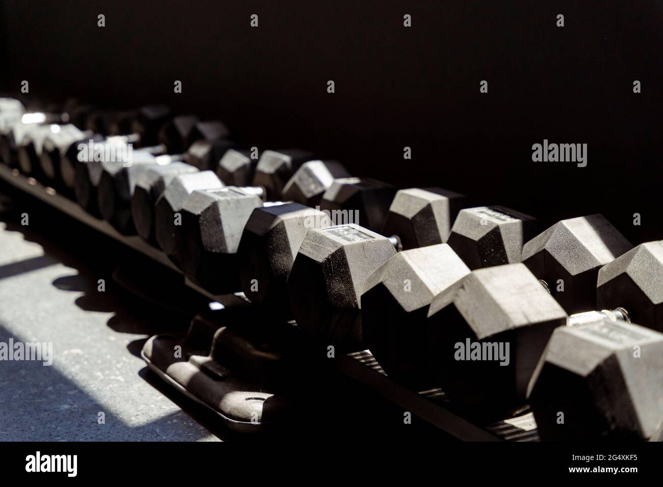 Row dumbbells gym hi-res stock photography and images - Alamy